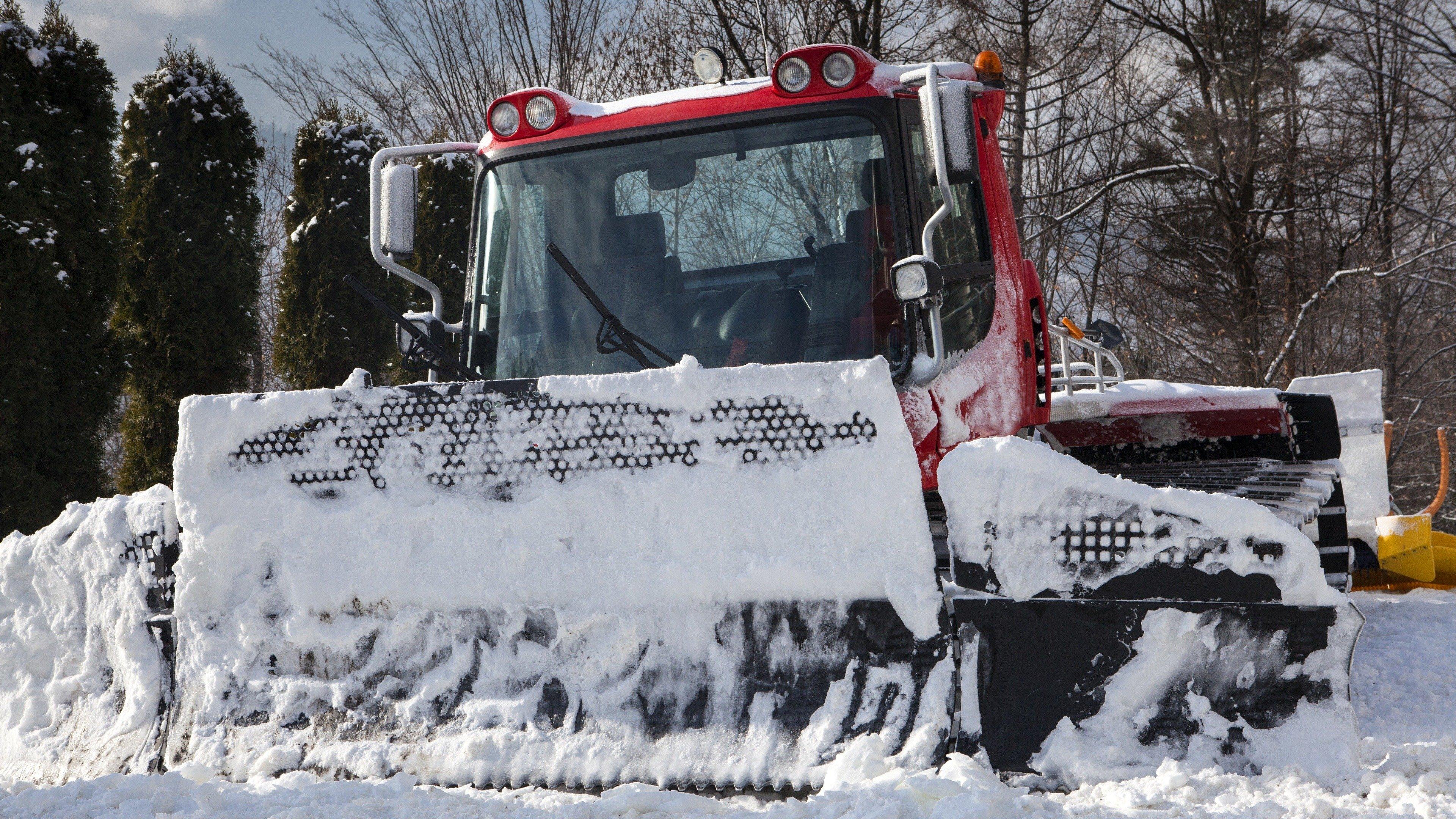 How It's Made: Cast Iron Stoves; Ultralight Aircraft; Snow Groomers