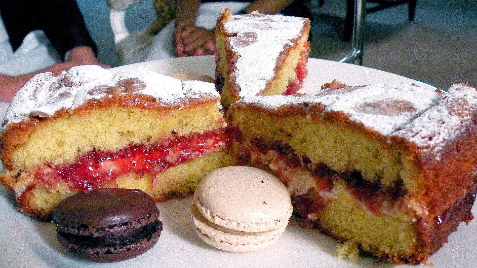 Bizarre Foods: Delicious Destinations: London