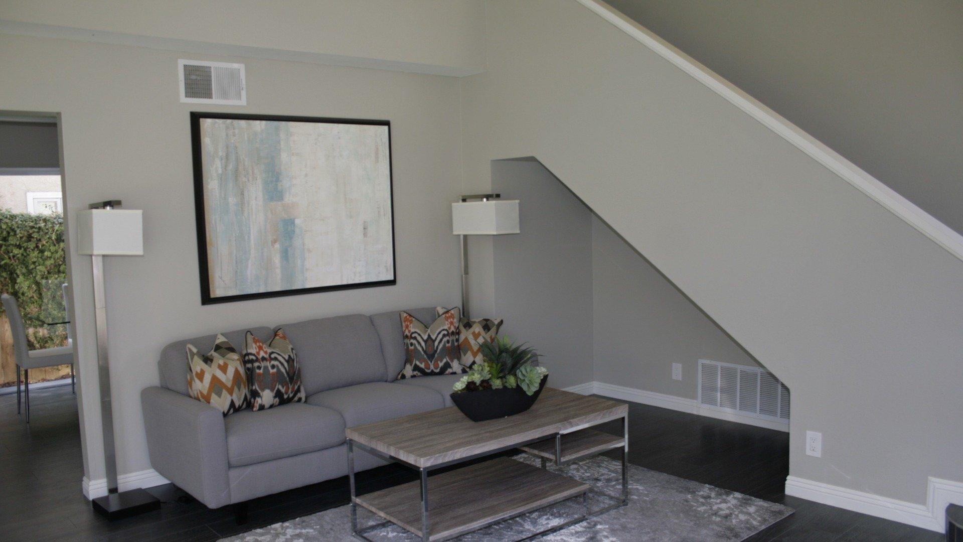 Flip or Flop: Thrifty vs. Glitzy