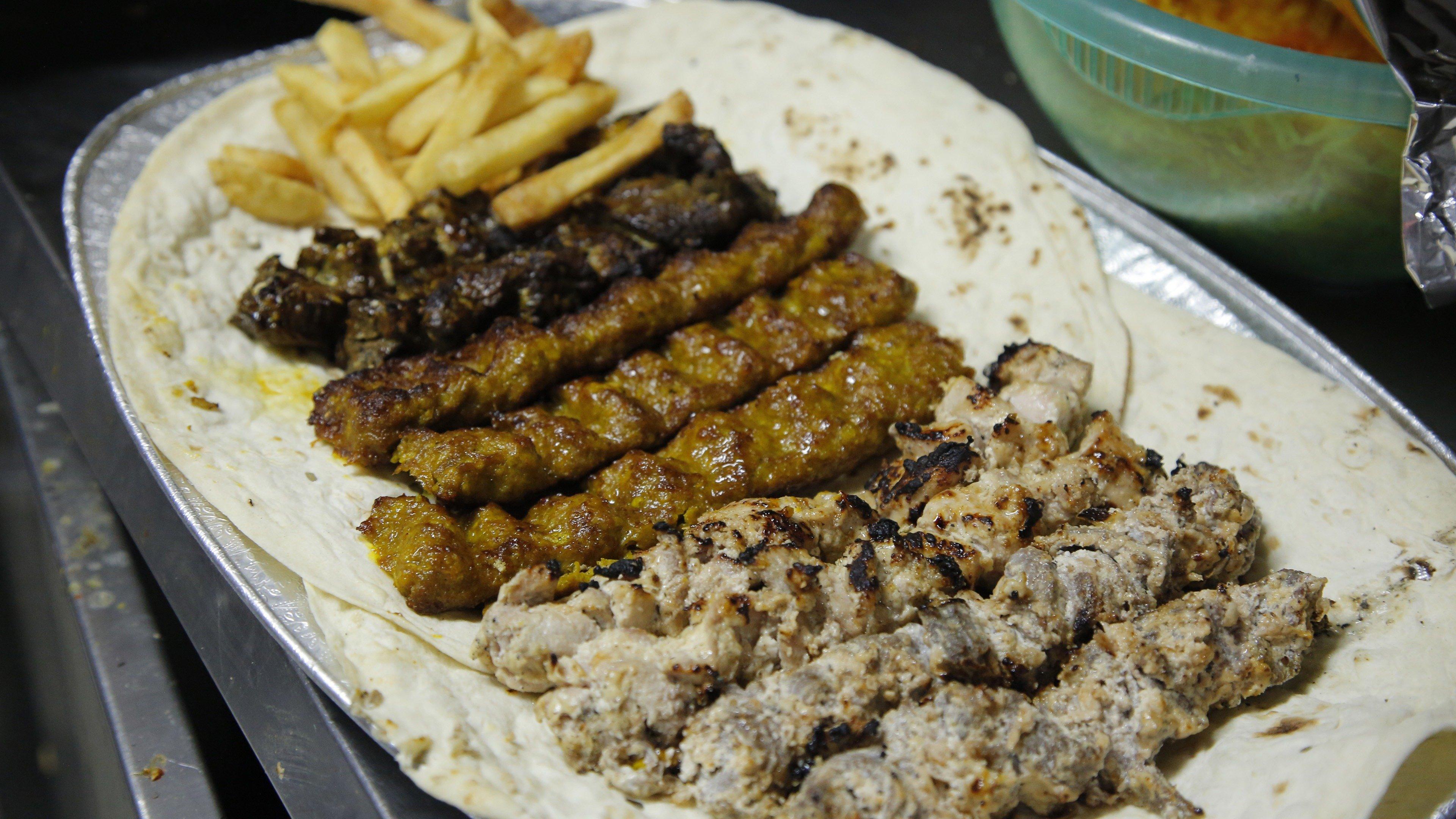 Watch Bizarre Foods: Delicious Destinations: S4E14 - Dubai on Philo ...