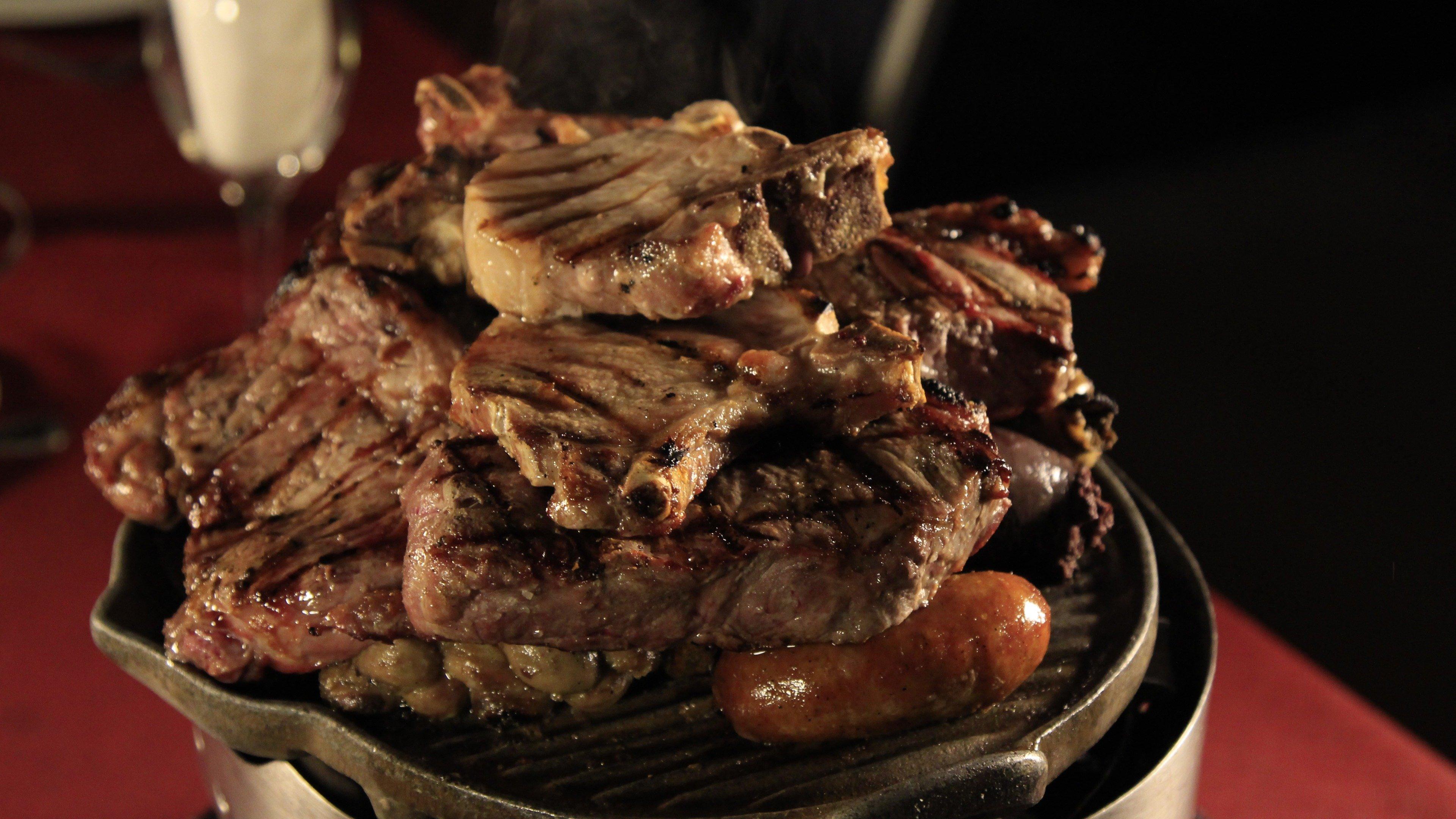 Watch Bizarre Foods: Delicious Destinations: S4E21 - Santiago on Philo ...