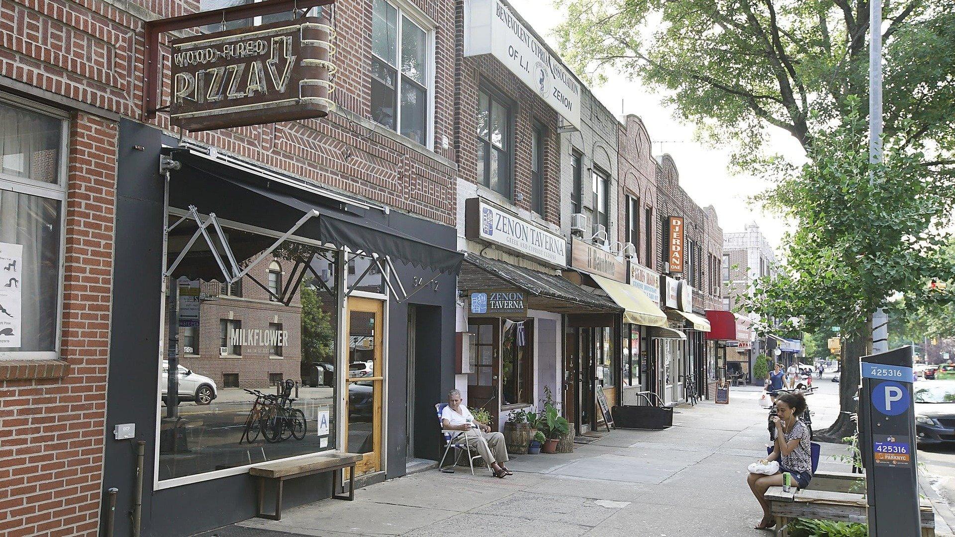 Bizarre Foods: Delicious Destinations: Queens