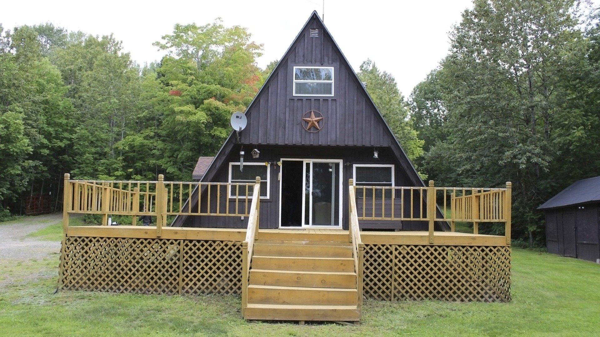 Watch Lakefront Bargain Hunt: S11E10 - Romance and Lake Camps on Philo ...