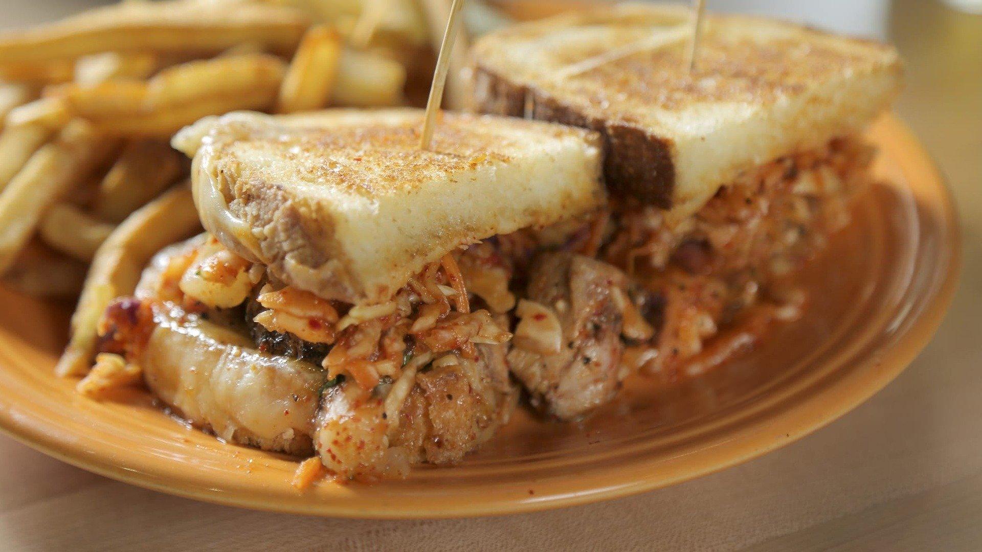 Diners, Drive-Ins and Dives: Triple D Nation: Finger Lickin' Chicken