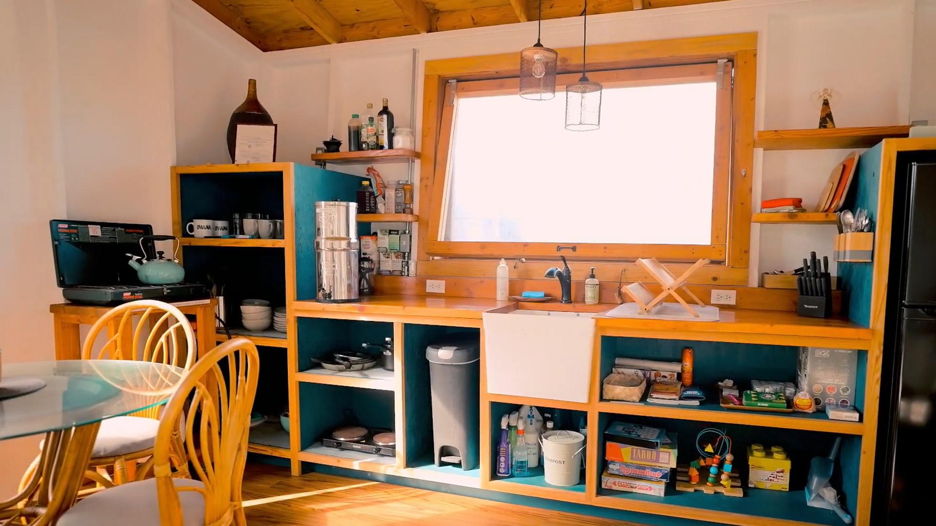 Watch Tiny BNB: S2E5 - Tiny Treasures on Hawaii's Big Island & Lakeside ...