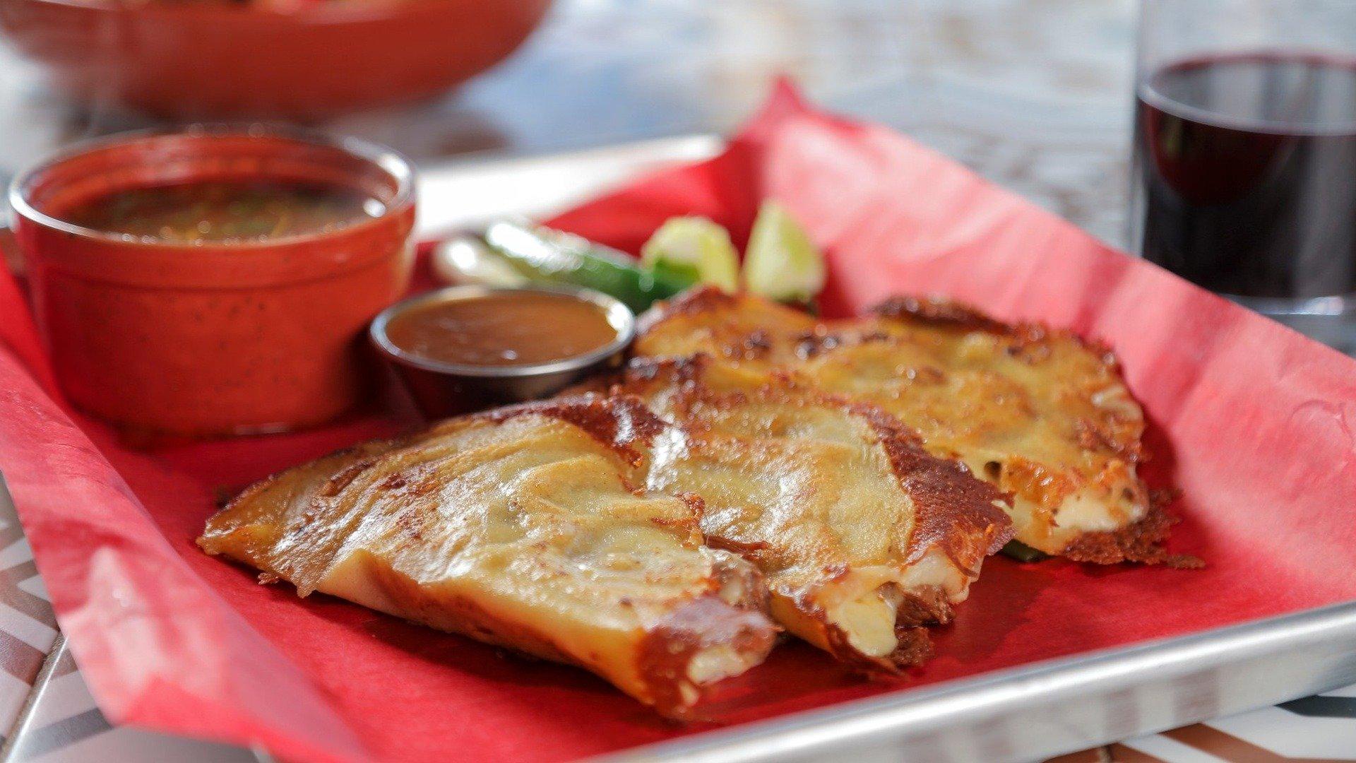 Diners, Drive-Ins and Dives: Cruisin' Coast to Coast