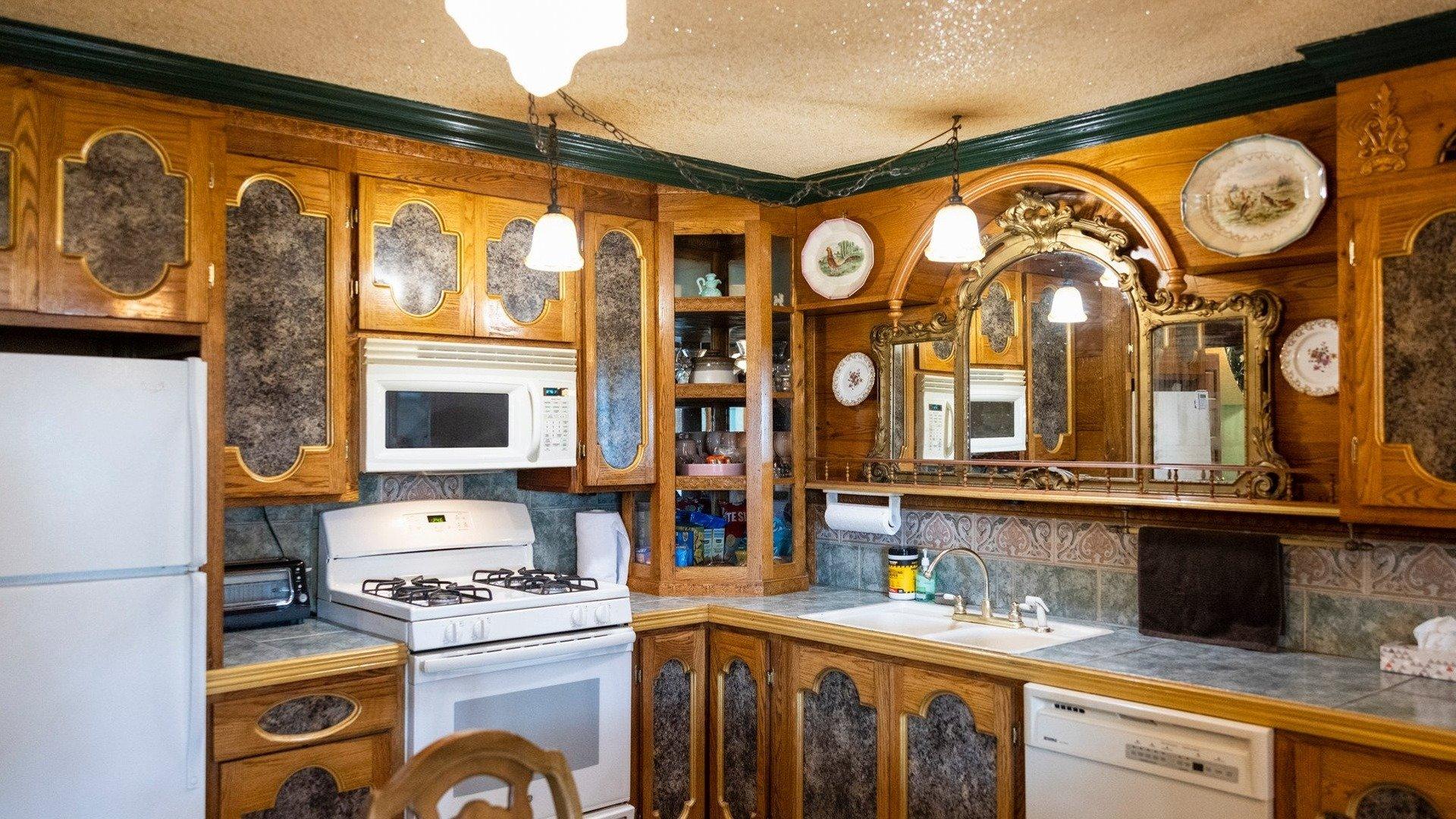 Watch Ugliest House in America: S2E5 - The Not-So-Great Lakes on Philo ...