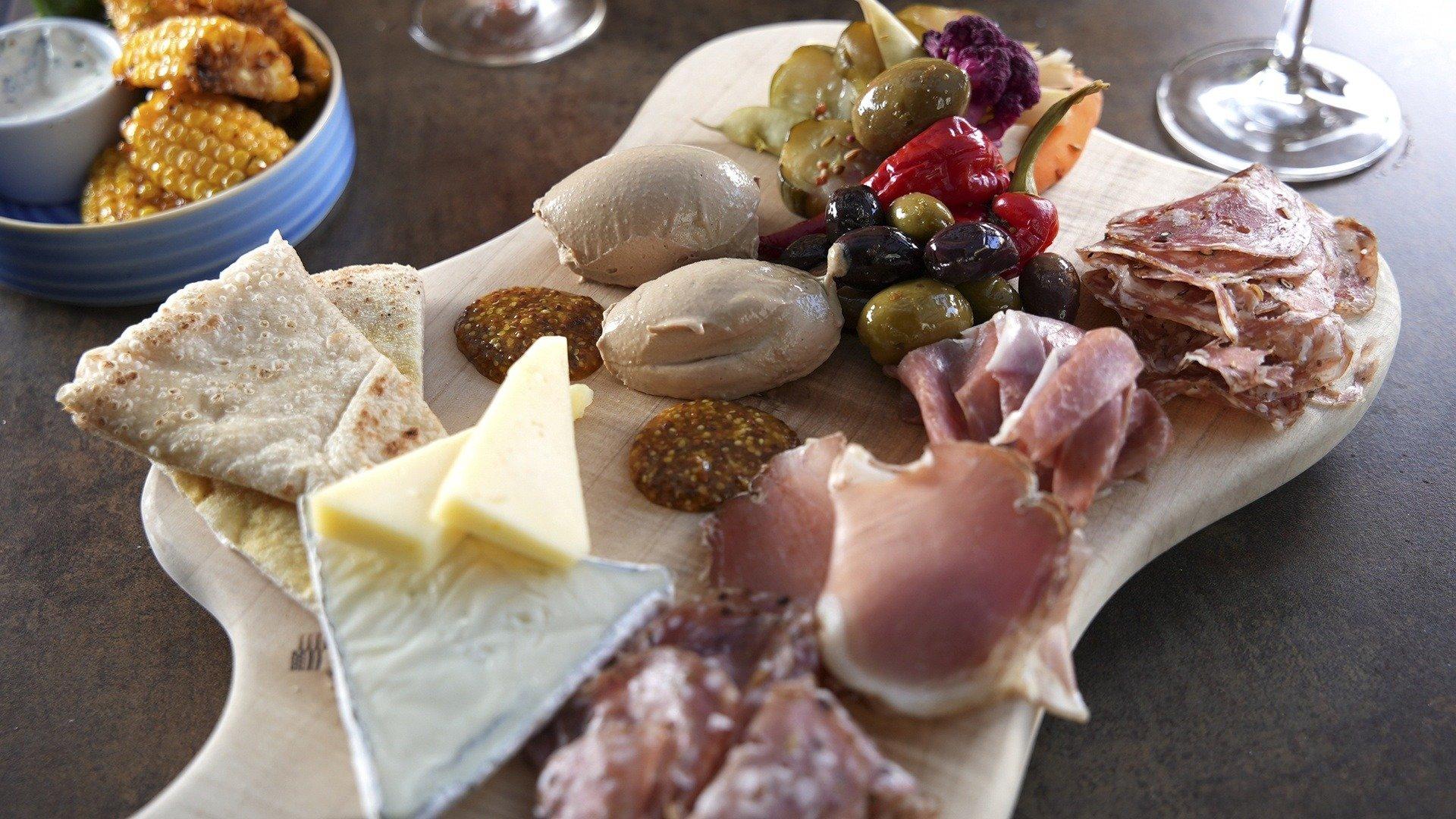 Diners, Drive-Ins and Dives: West Coast Wonders