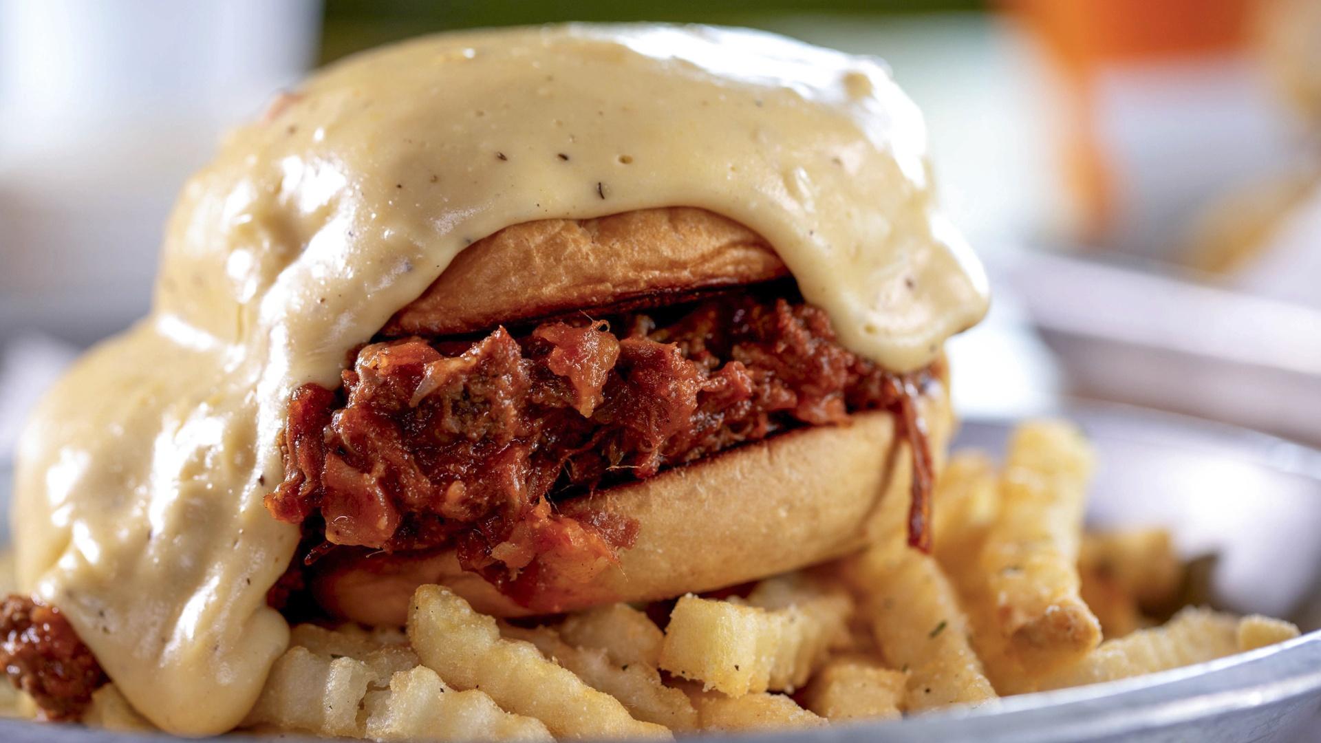 Diners, Drive-Ins and Dives: Triple D Nation: Smothered and Sauced