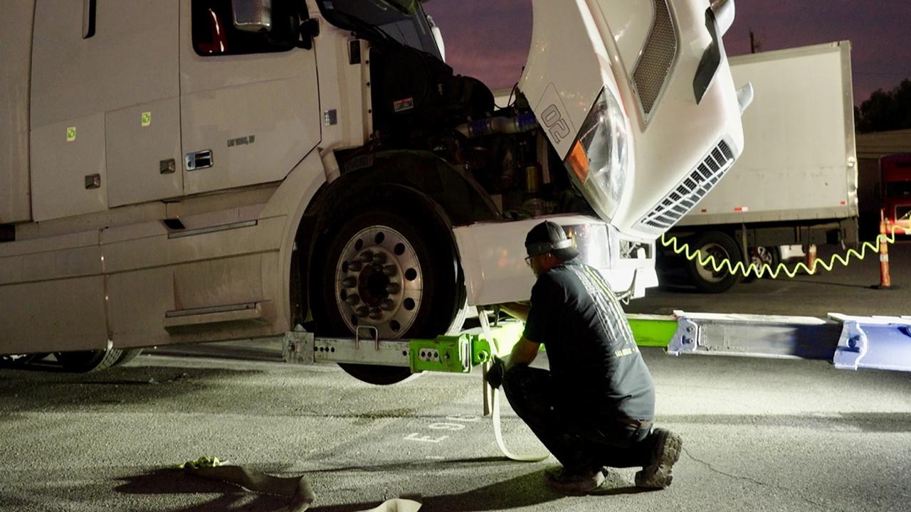 Watch Sin City Tow: S1E1 - Car Sharks on Philo (Free Trial)