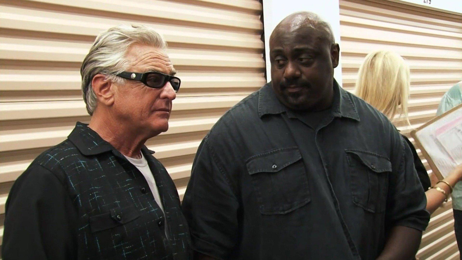 Storage Wars: Tustin, Bee Have a Problem